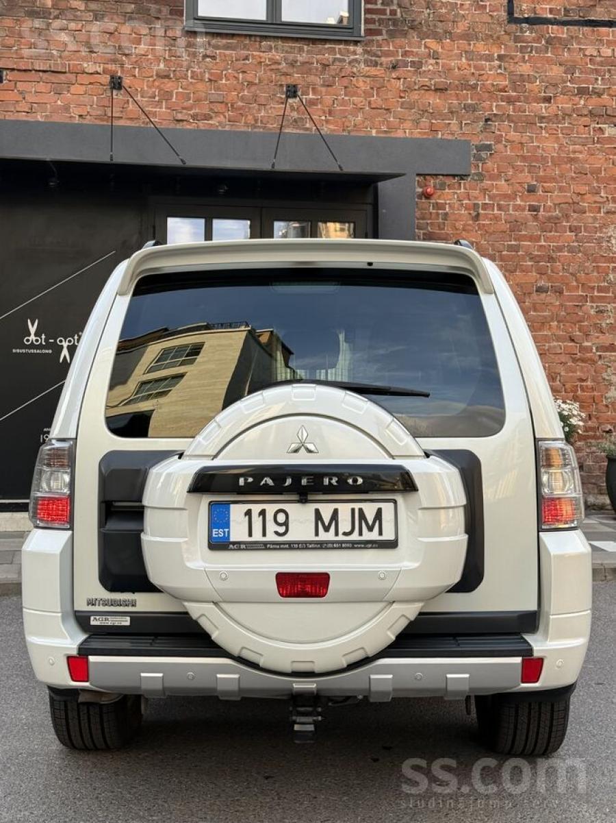 White Mitsubishi Pajero 2014 in Tallinn, with an engine capacity of 3.20 L and mileage of 243 thousand km for 14990 €, photo 15 on AUTOMOTO.COM.LV
