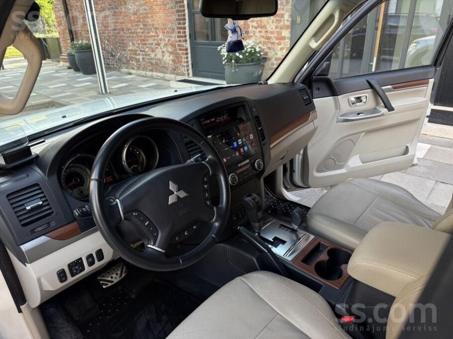 White Mitsubishi Pajero 2014 in Tallinn, with an engine capacity of 3.20 L and mileage of 243 thousand km for 14990 €, photo 19 on AUTOMOTO.COM.LV