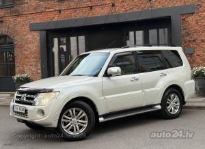 White Mitsubishi Pajero 2014 in Tallinn, with an engine capacity of 3.20 L and mileage of 244 thousand km for 14999 €, photo 3 on AUTOMOTO.COM.LV