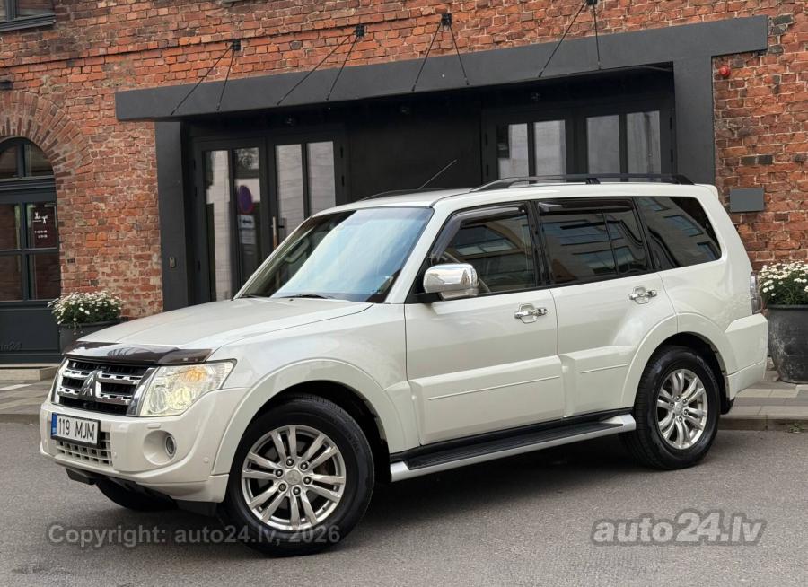 White Mitsubishi Pajero 2014 in Tallinn, with an engine capacity of 3.20 L and mileage of 244 thousand km for 14999 €, photo 3 on AUTOMOTO.COM.LV