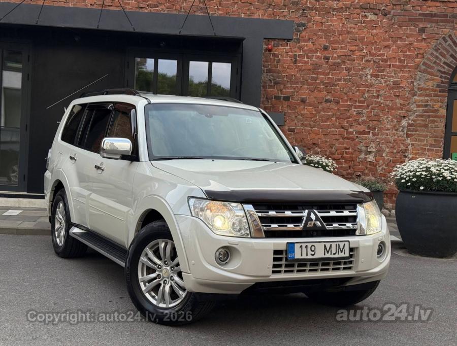 White Mitsubishi Pajero 2014 in Tallinn, with an engine capacity of 3.20 L and mileage of 244 thousand km for 14999 €, photo 4 on AUTOMOTO.COM.LV
