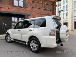White Mitsubishi Pajero 2014 in Tallinn, with an engine capacity of 3.20 L and mileage of 244 thousand km for 14999 €, photo 8 on AUTOMOTO.COM.LV