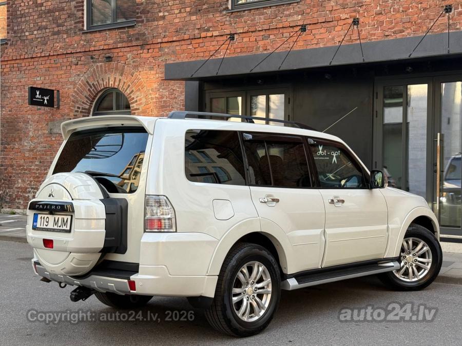 White Mitsubishi Pajero 2014 in Tallinn, with an engine capacity of 3.20 L and mileage of 244 thousand km for 14999 €, photo 13 on AUTOMOTO.COM.LV