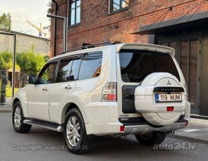 White Mitsubishi Pajero 2014 in Tallinn, with an engine capacity of 3.20 L and mileage of 244 thousand km for 14999 €, photo 16 on AUTOMOTO.COM.LV