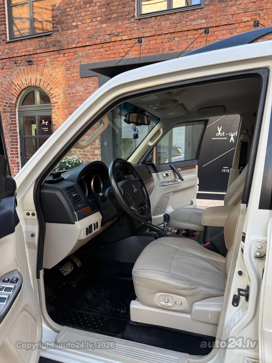 White Mitsubishi Pajero 2014 in Tallinn, with an engine capacity of 3.20 L and mileage of 244 thousand km for 14999 €, photo 17 on AUTOMOTO.COM.LV