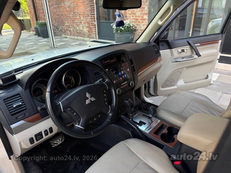 White Mitsubishi Pajero 2014 in Tallinn, with an engine capacity of 3.20 L and mileage of 244 thousand km for 14999 €, photo 18 on AUTOMOTO.COM.LV