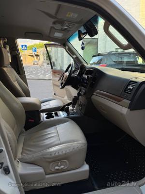 White Mitsubishi Pajero 2014 in Tallinn, with an engine capacity of 3.20 L and mileage of 244 thousand km for 14999 €, photo 21 on AUTOMOTO.COM.LV