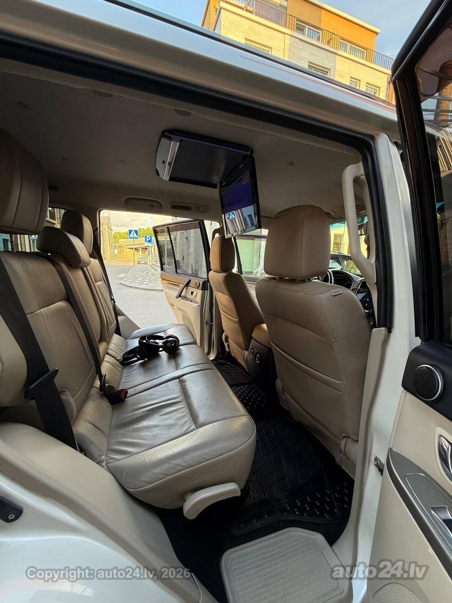 White Mitsubishi Pajero 2014 in Tallinn, with an engine capacity of 3.20 L and mileage of 244 thousand km for 14999 €, photo 23 on AUTOMOTO.COM.LV