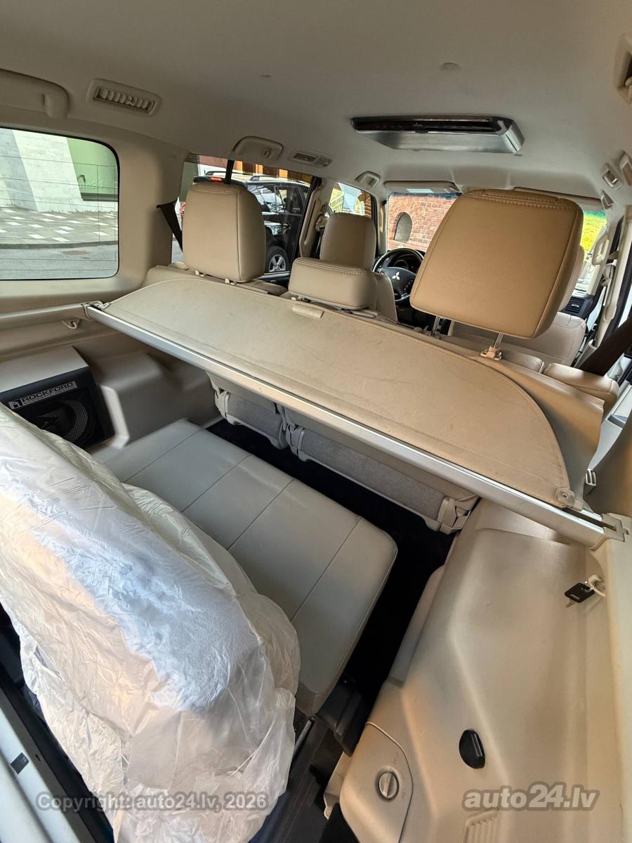 White Mitsubishi Pajero 2014 in Tallinn, with an engine capacity of 3.20 L and mileage of 244 thousand km for 14999 €, photo 25 on AUTOMOTO.COM.LV