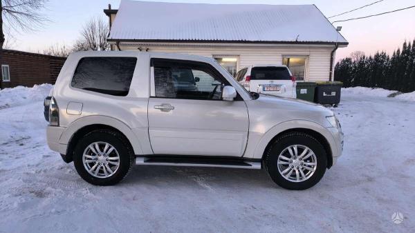 White Mitsubishi Pajero 2015 in Kursenai, with an engine capacity of 3.20 L and mileage of 290 thousand km for 12500 €, photo 4 on AUTOMOTO.COM.LV