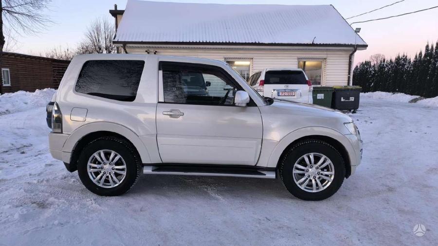 White Mitsubishi Pajero 2015 in Kursenai, with an engine capacity of 3.20 L and mileage of 290 thousand km for 12500 €, photo 4 on AUTOMOTO.COM.LV