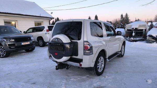 White Mitsubishi Pajero 2015 in Kursenai, with an engine capacity of 3.20 L and mileage of 290 thousand km for 12500 €, photo 5 on AUTOMOTO.COM.LV