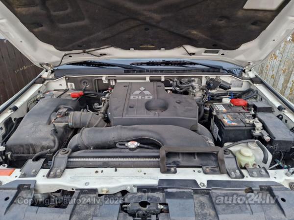 White Mitsubishi Pajero 2016 in Kuressaare, with an engine capacity of 3.20 L and mileage of 160 thousand km for 24000 €, photo 11 on AUTOMOTO.COM.LV