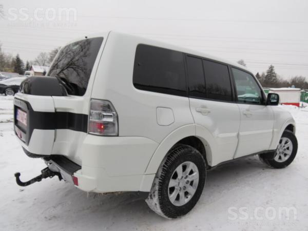 White Mitsubishi Pajero 2018 in Riga, with an engine capacity of 3.20 L and mileage of 180 thousand km for 14990 €, photo 3 on AUTOMOTO.COM.LV