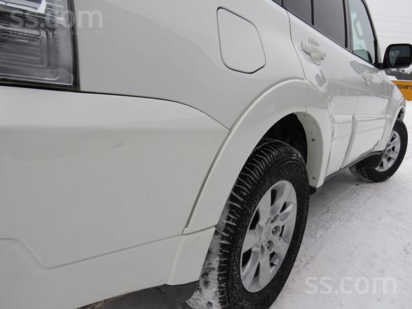 White Mitsubishi Pajero 2018 in Riga, with an engine capacity of 3.20 L and mileage of 180 thousand km for 14990 €, photo 4 on AUTOMOTO.COM.LV
