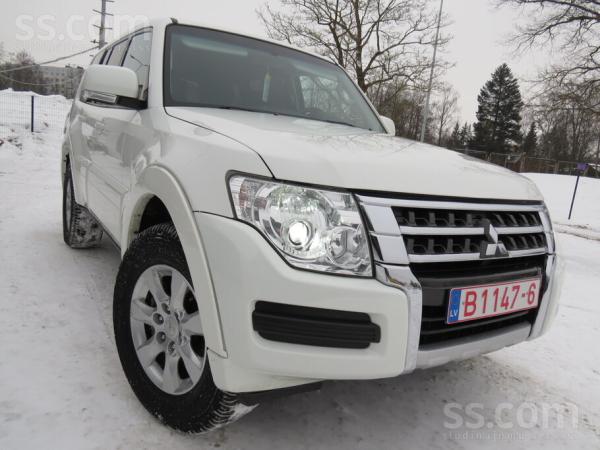 White Mitsubishi Pajero 2018 in Riga, with an engine capacity of 3.20 L and mileage of 180 thousand km for 14990 €, photo 5 on AUTOMOTO.COM.LV