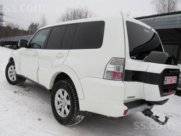 White Mitsubishi Pajero 2018 in Riga, with an engine capacity of 3.20 L and mileage of 180 thousand km for 14990 €, photo 7 on AUTOMOTO.COM.LV