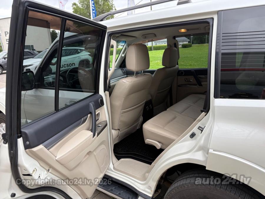 Balts Mitsubishi Pajero 2016 Jehvi, ar dzinēja tilpumu 3.20 L un nobraukumu 120 tūkst. km par 22999 €, foto 11 vietnē AUTOMOTO.COM.LV