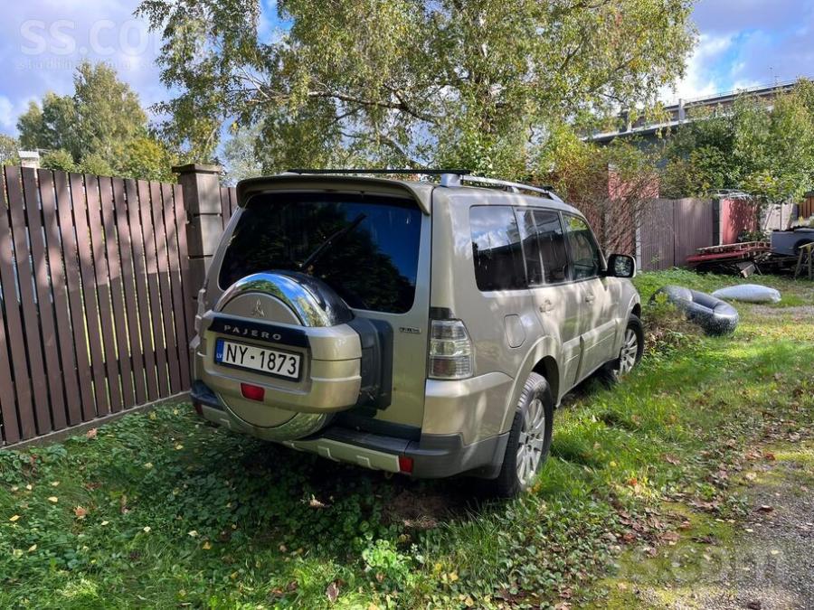 Yellow Mitsubishi Pajero 2006 in Riga, with an engine capacity of 3.80 L and mileage of 338 thousand km for 3300 €, photo 3 on AUTOMOTO.COM.LV