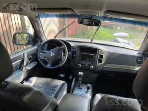 Yellow Mitsubishi Pajero 2006 in Riga, with an engine capacity of 3.80 L and mileage of 338 thousand km for 3300 €, photo 5 on AUTOMOTO.COM.LV