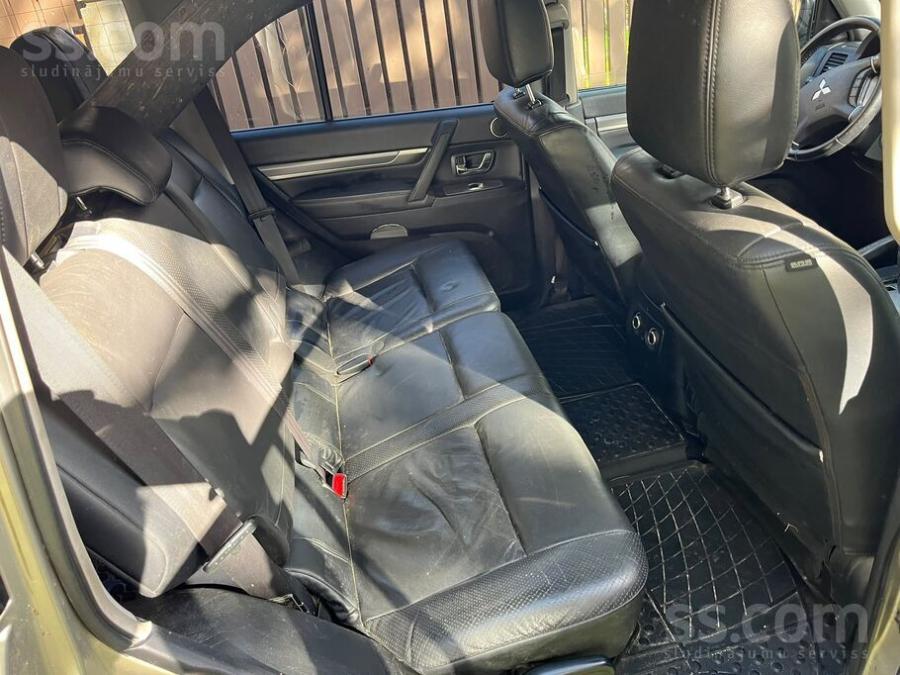 Yellow Mitsubishi Pajero 2006 in Riga, with an engine capacity of 3.80 L and mileage of 338 thousand km for 3300 €, photo 6 on AUTOMOTO.COM.LV