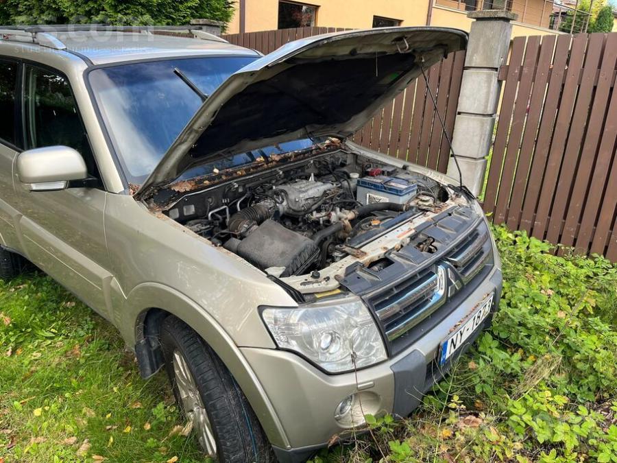 Yellow Mitsubishi Pajero 2006 in Riga, with an engine capacity of 3.80 L and mileage of 338 thousand km for 3300 €, photo 7 on AUTOMOTO.COM.LV