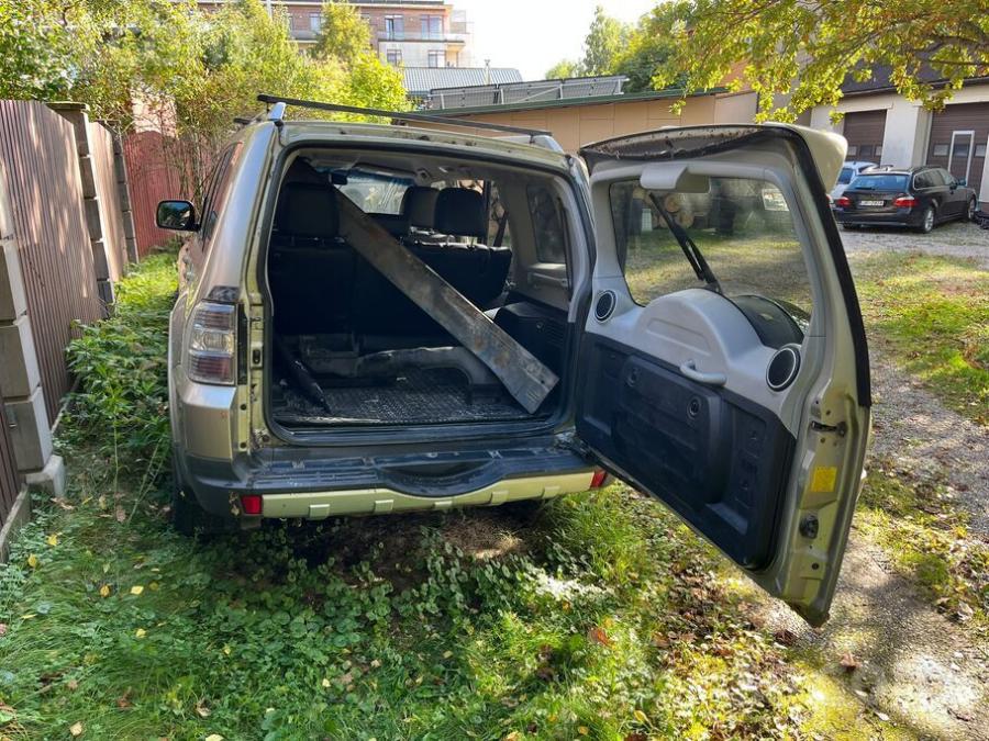 Yellow Mitsubishi Pajero 2006 in Riga, with an engine capacity of 3.80 L and mileage of 338 thousand km for 3300 €, photo 8 on AUTOMOTO.COM.LV