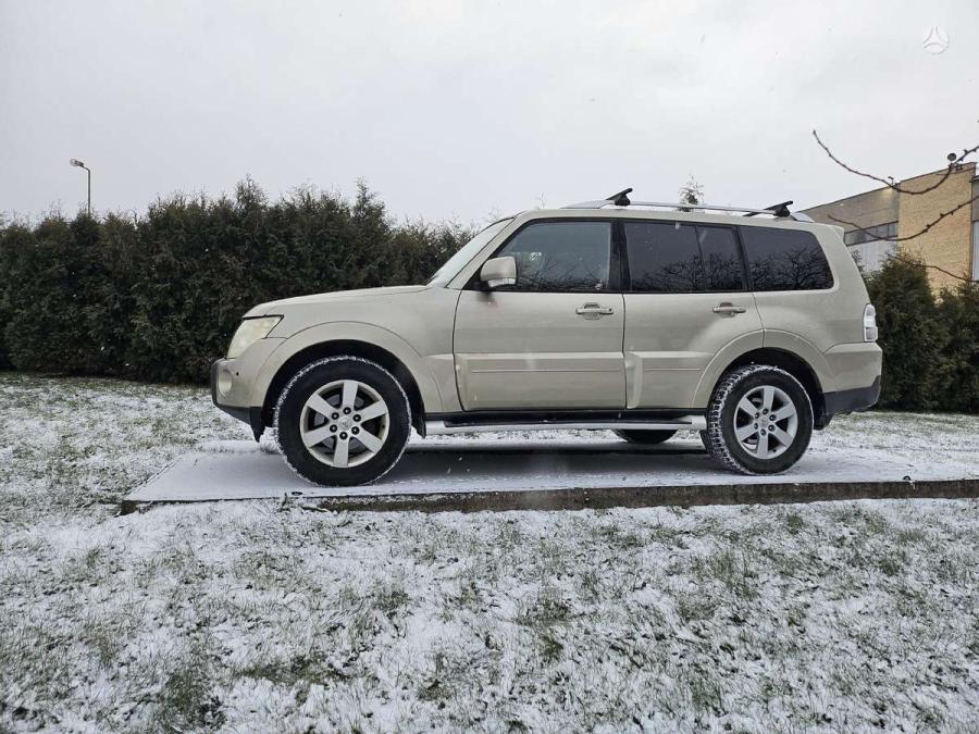 Yellow Mitsubishi Pajero 2007 in Siauliai, with an engine capacity of 3.20 L and mileage of 394 thousand km for 6200 €, photo 1 on AUTOMOTO.COM.LV