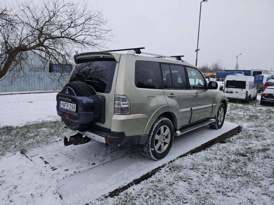 Yellow Mitsubishi Pajero 2007 in Siauliai, with an engine capacity of 3.20 L and mileage of 394 thousand km for 6200 €, photo 2 on AUTOMOTO.COM.LV