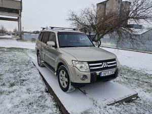 Yellow Mitsubishi Pajero 2007 in Siauliai, with an engine capacity of 3.20 L and mileage of 394 thousand km for 6200 €, photo 8 on AUTOMOTO.COM.LV