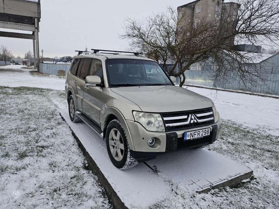 Yellow Mitsubishi Pajero 2007 in Siauliai, with an engine capacity of 3.20 L and mileage of 394 thousand km for 6200 €, photo 8 on AUTOMOTO.COM.LV