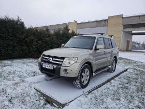 Yellow Mitsubishi Pajero 2007 in Siauliai, with an engine capacity of 3.20 L and mileage of 394 thousand km for 6200 €, photo 9 on AUTOMOTO.COM.LV