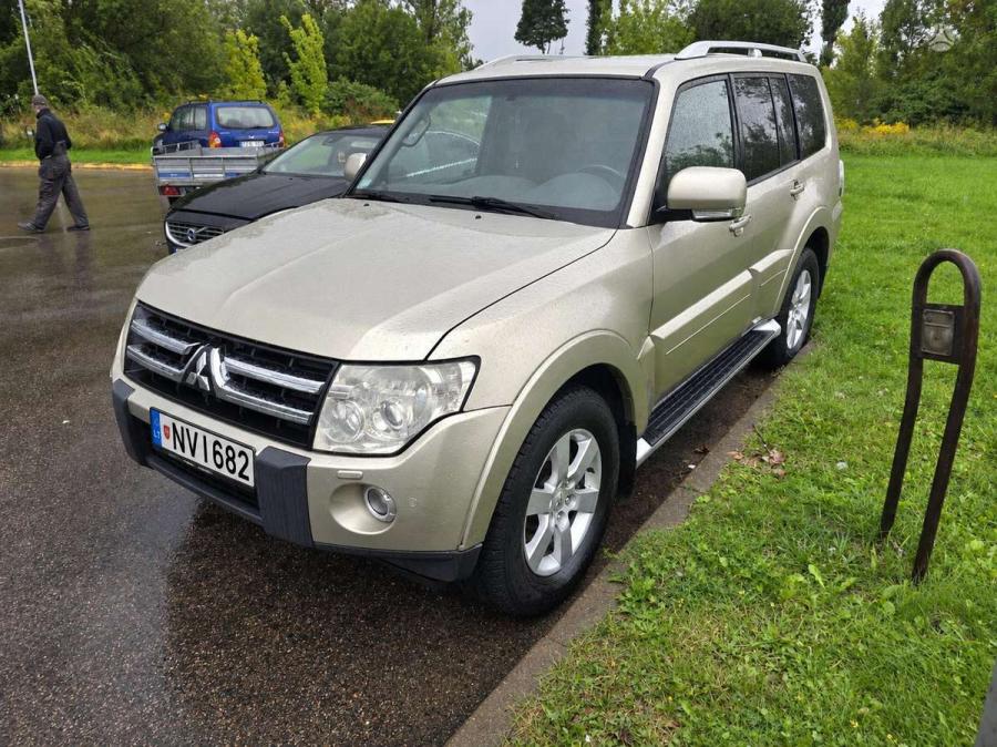 Yellow Mitsubishi Pajero 2007 in Vilnius, with an engine capacity of 3.20 L and mileage of 321 thousand km for 3500 €, photo 1 on AUTOMOTO.COM.LV