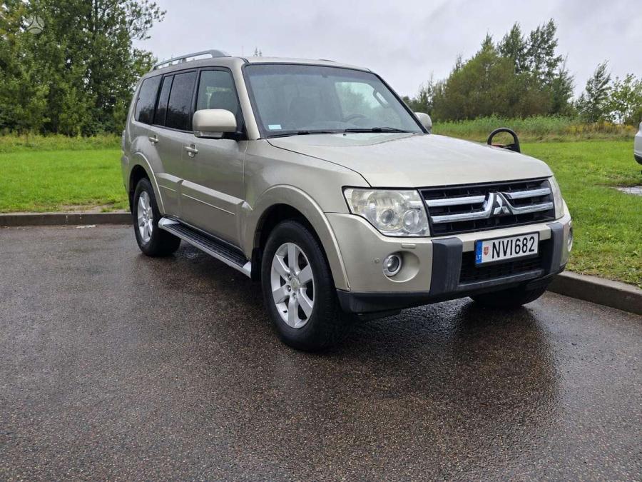 Yellow Mitsubishi Pajero 2007 in Vilnius, with an engine capacity of 3.20 L and mileage of 321 thousand km for 3500 €, photo 3 on AUTOMOTO.COM.LV