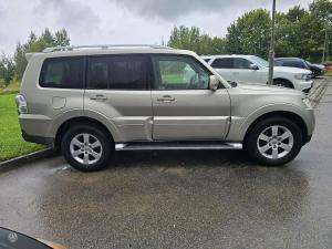 Yellow Mitsubishi Pajero 2007 in Vilnius, with an engine capacity of 3.20 L and mileage of 321 thousand km for 3500 €, photo 4 on AUTOMOTO.COM.LV