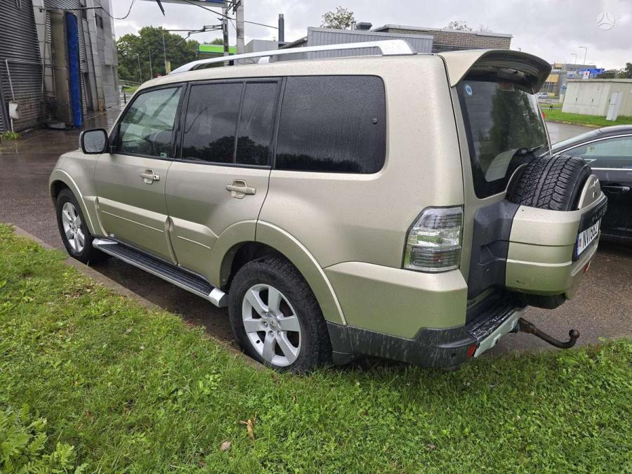 Yellow Mitsubishi Pajero 2007 in Vilnius, with an engine capacity of 3.20 L and mileage of 321 thousand km for 3500 €, photo 6 on AUTOMOTO.COM.LV
