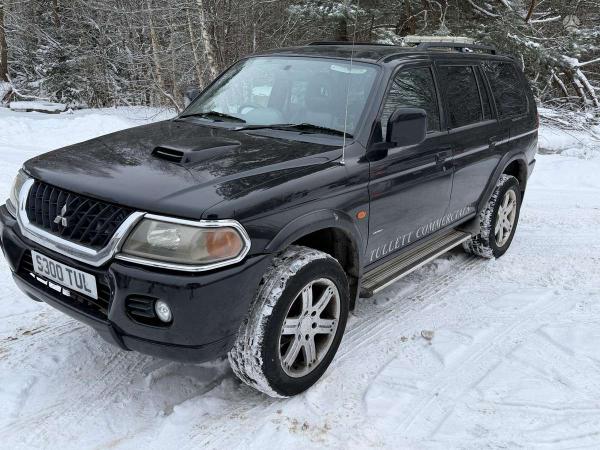 Black Mitsubishi Shogun 2004 in Anyksciai, with an engine capacity of 2.50 L and mileage of 126 thousand km for 4200 €, photo 2 on AUTOMOTO.COM.LV