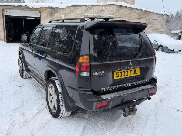 Black Mitsubishi Shogun 2004 in Anyksciai, with an engine capacity of 2.50 L and mileage of 126 thousand km for 4200 €, photo 3 on AUTOMOTO.COM.LV