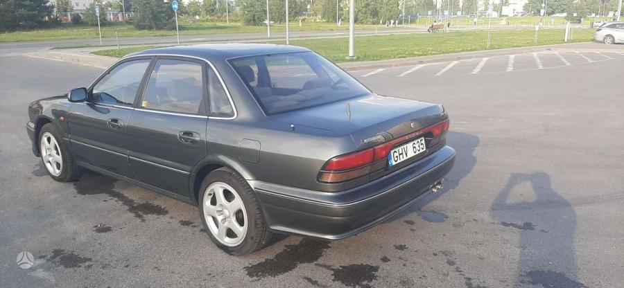 Pelēks Mitsubishi Sigma 1993 Viļņa, ar dzinēja tilpumu 2.97 L un nobraukumu 113 tūkst. km par 7200 €, foto 3 vietnē AUTOMOTO.COM.LV