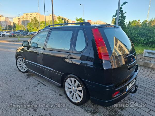 Melns Mitsubishi space-runner 2001 Tallina, ar dzinēja tilpumu 2.40 L un nobraukumu 162 tūkst. km par 1990 €, foto 3 vietnē AUTOMOTO.COM.LV