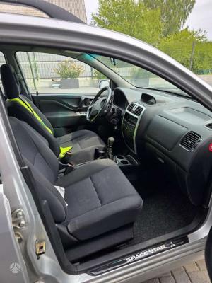 Pelēks Mitsubishi Space Star 2004 Viļņa, ar dzinēja tilpumu 1.58 L un nobraukumu 240 tūkst. km par 650 €, foto 5 vietnē AUTOMOTO.COM.LV
