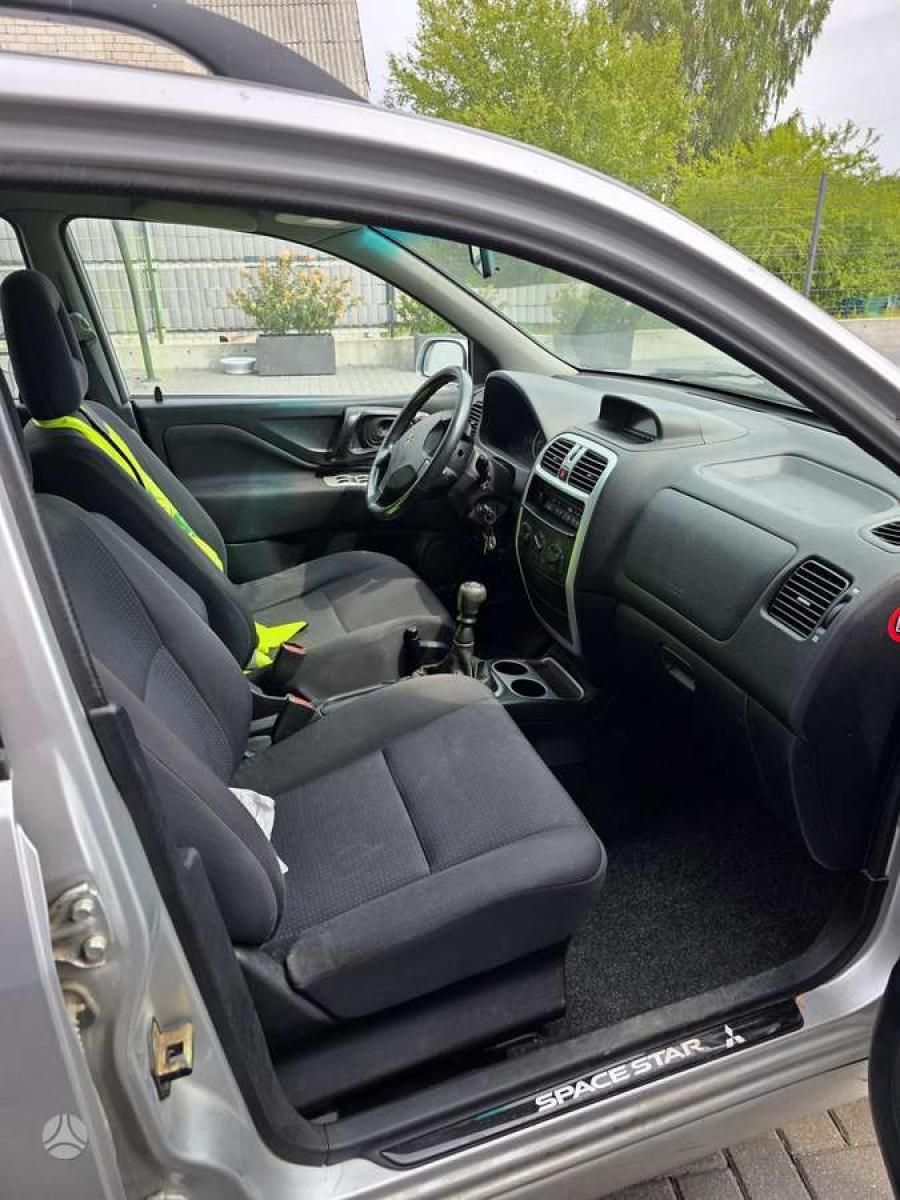 Pelēks Mitsubishi Space Star 2004 Viļņa, ar dzinēja tilpumu 1.58 L un nobraukumu 240 tūkst. km par 650 €, foto 5 vietnē AUTOMOTO.COM.LV