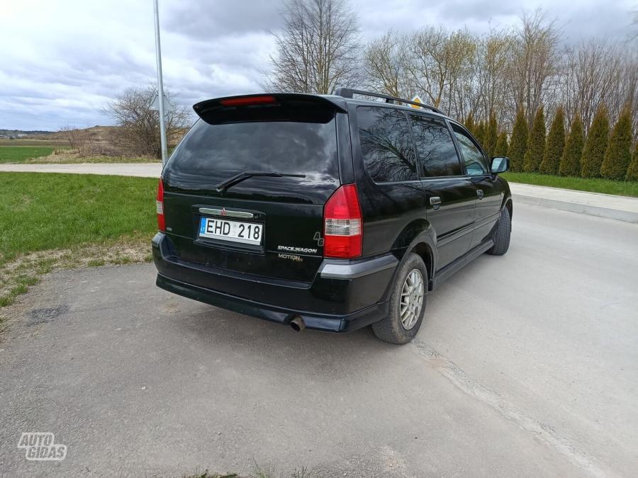 Black Mitsubishi Space Wagon 2005 in Siauliai, with an engine capacity of 2.40 L and mileage of 120 thousand km for 1550 €, photo 12 on AUTOMOTO.COM.LV