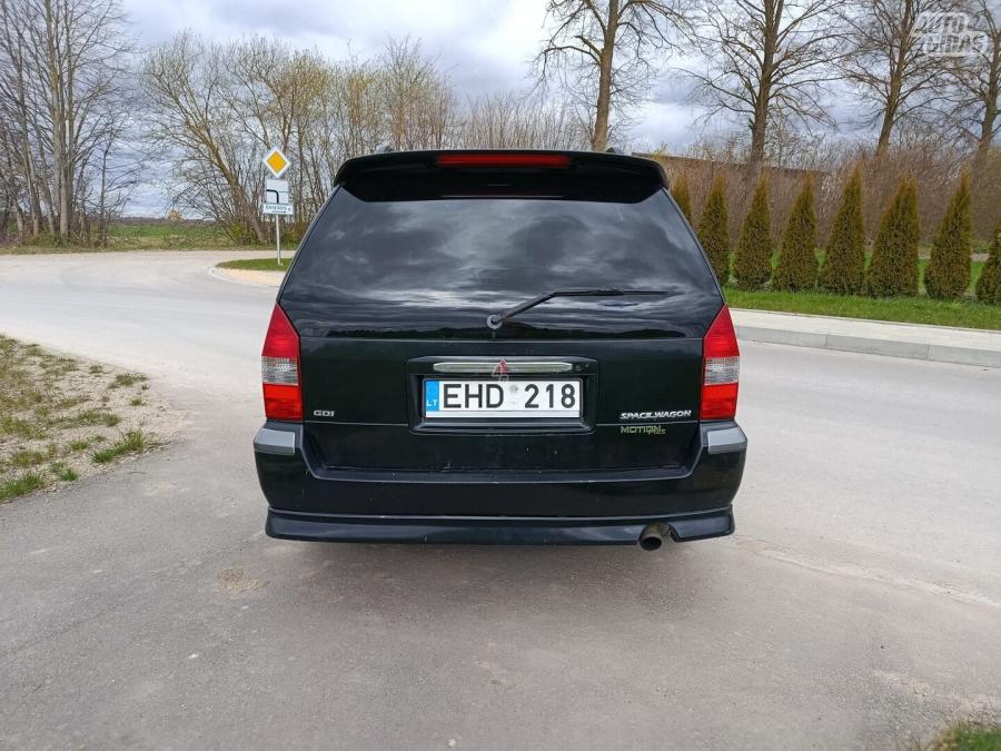 Black Mitsubishi Space Wagon 2005 in Siauliai, with an engine capacity of 2.40 L and mileage of 120 thousand km for 1550 €, photo 13 on AUTOMOTO.COM.LV