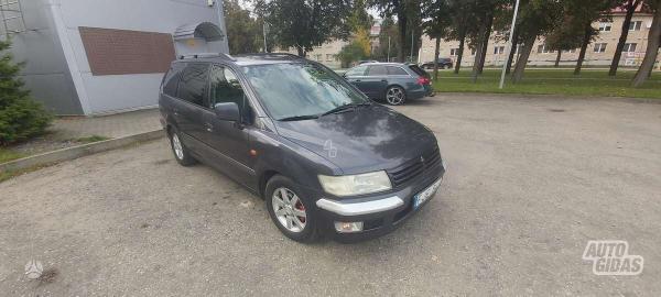 Grey Mitsubishi Space Wagon 2001 in Utena, with an engine capacity of 2.00 L and mileage of 291 thousand km for 800 €, photo 3 on AUTOMOTO.COM.LV