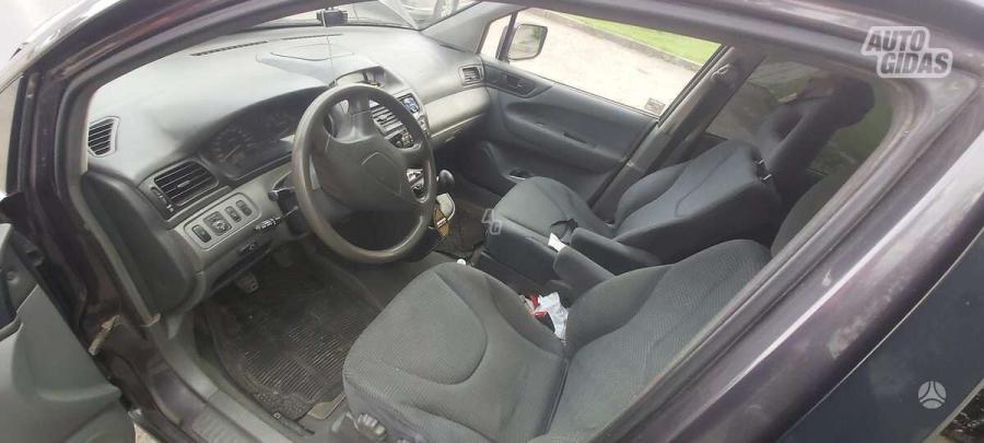 Pelēks Mitsubishi Space Wagon 2001 Utena, ar dzinēja tilpumu 2.00 L un nobraukumu 291 tūkst. km par 800 €, foto 7 vietnē AUTOMOTO.COM.LV