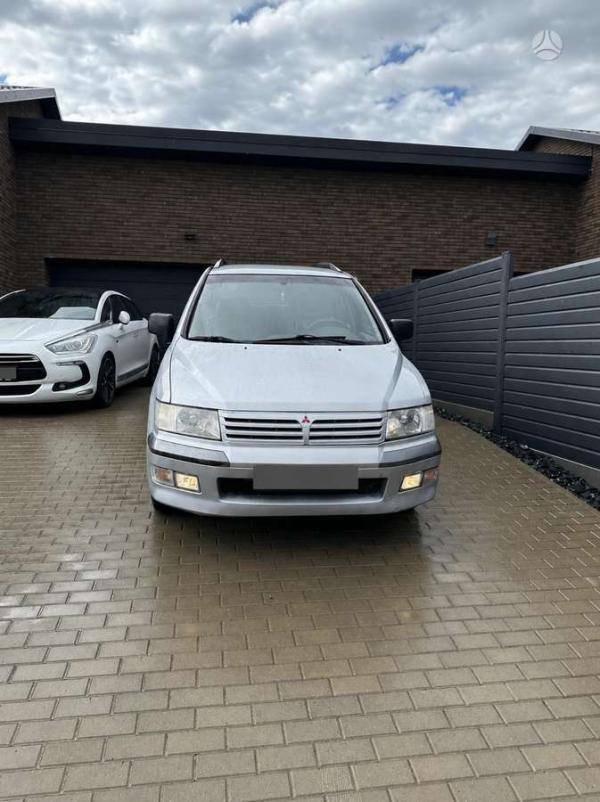 Pelēks Mitsubishi Space Wagon 1999 Viļņa, ar dzinēja tilpumu 2.40 L un nobraukumu 174 tūkst. km par 1100 €, foto 1 vietnē AUTOMOTO.COM.LV