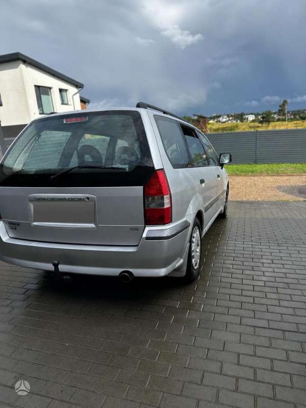 Pelēks Mitsubishi Space Wagon 1999 Viļņa, ar dzinēja tilpumu 2.40 L un nobraukumu 174 tūkst. km par 1100 €, foto 2 vietnē AUTOMOTO.COM.LV