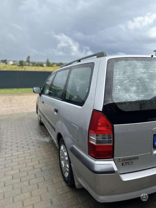 Pelēks Mitsubishi Space Wagon 1999 Viļņa, ar dzinēja tilpumu 2.40 L un nobraukumu 174 tūkst. km par 1100 €, foto 3 vietnē AUTOMOTO.COM.LV