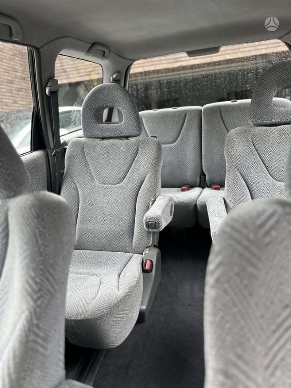 Pelēks Mitsubishi Space Wagon 1999 Viļņa, ar dzinēja tilpumu 2.40 L un nobraukumu 174 tūkst. km par 1100 €, foto 5 vietnē AUTOMOTO.COM.LV